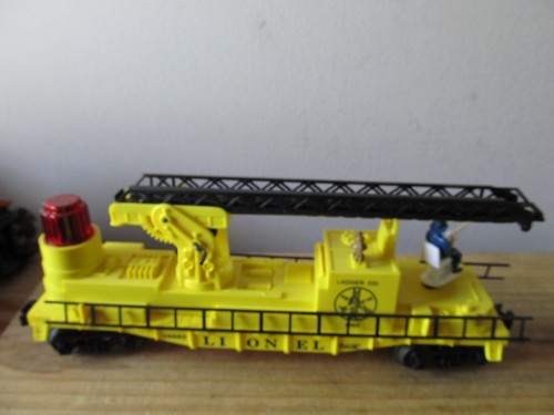 LIONEL 6-16660 Fire Car with Ladders Rotating Red Light with Fireman 0/ ...
