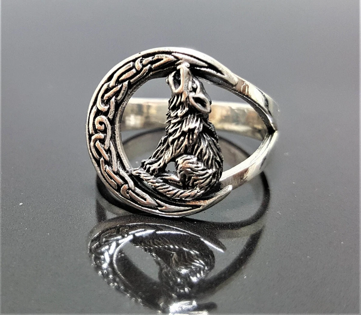 Howling Wolf Ring