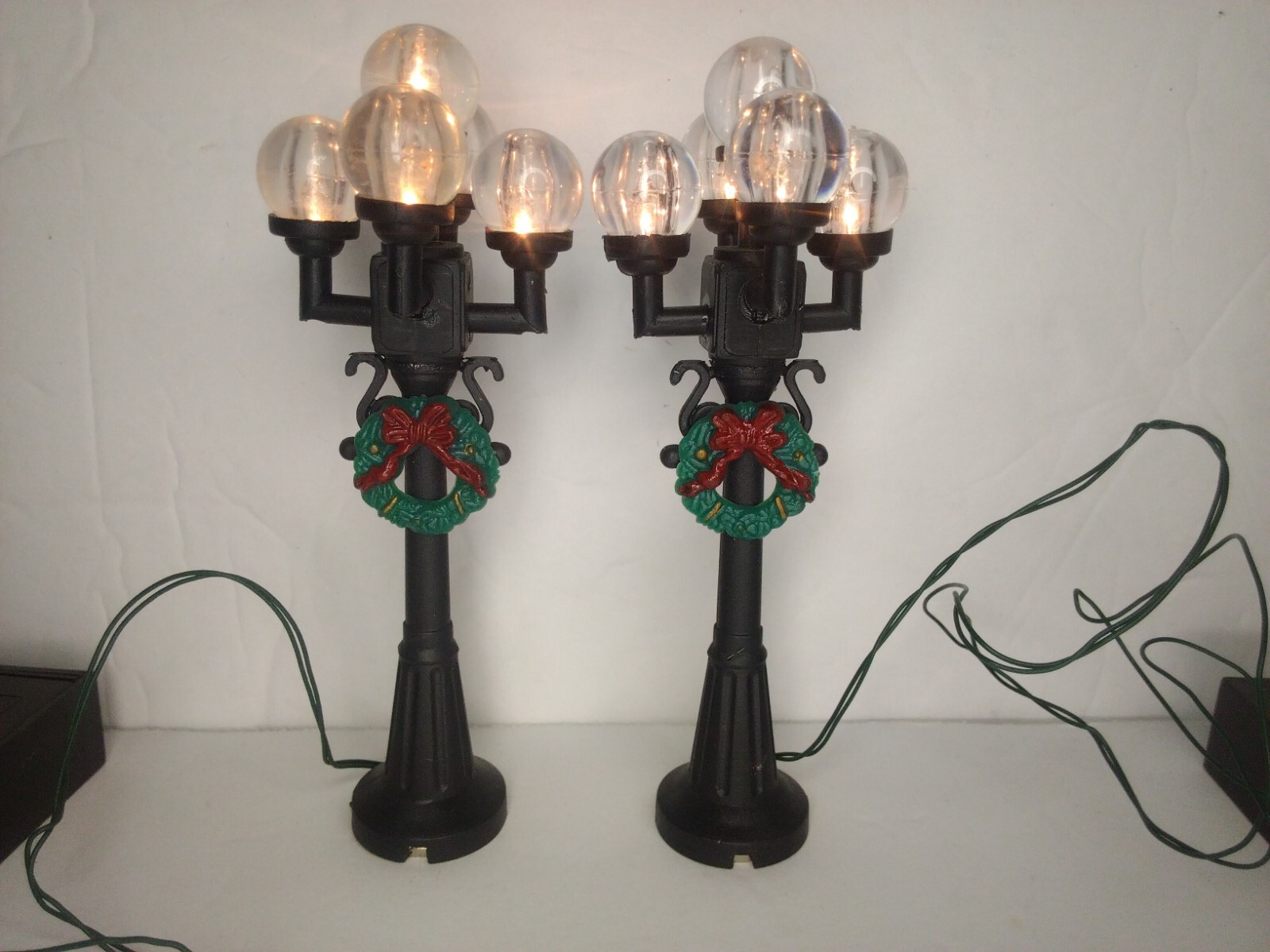 Vintage Village Lighted Lamp Post w/Christmas Wreath 4.5" Set Of 2 ...