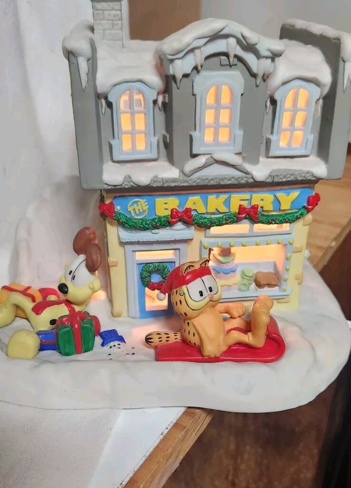 The Danbury Mint Bakery Garfield Jim Davis Light Up Ceramic House ...