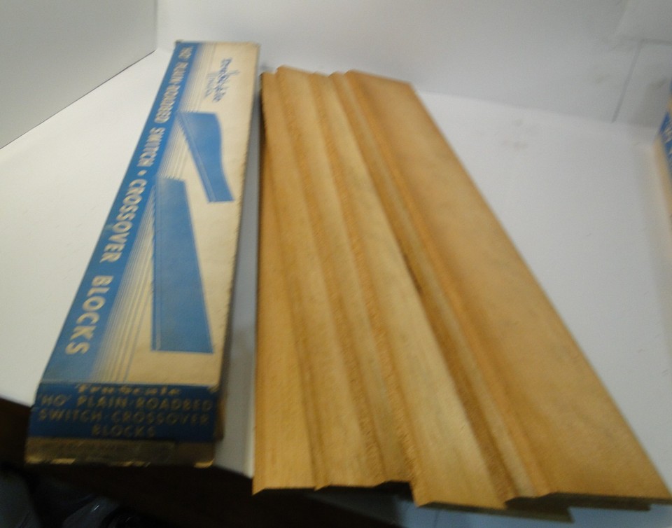 41 SECTIONS OF VINTAGE TRU-SCALE HO WOOD ROADBED PLAIN & SELF-GAUGING ...