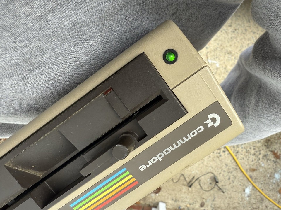 Commodore 1541 floppy disk drive POWERS ON SEE DESC RARE COLLECTABLE ...