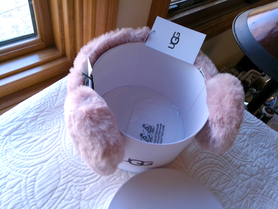 UGG NEW IN GIFT BOX EARMUFFS ASHEN ROSE UGG BADGE FAUX FUR SOFT ...