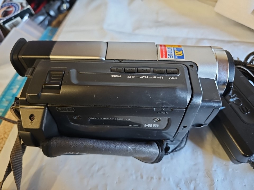 Sony HandyCam CCD-TR818 Hi8 Video 8 Camcorder w/ AC Plug Powers On FOR ...