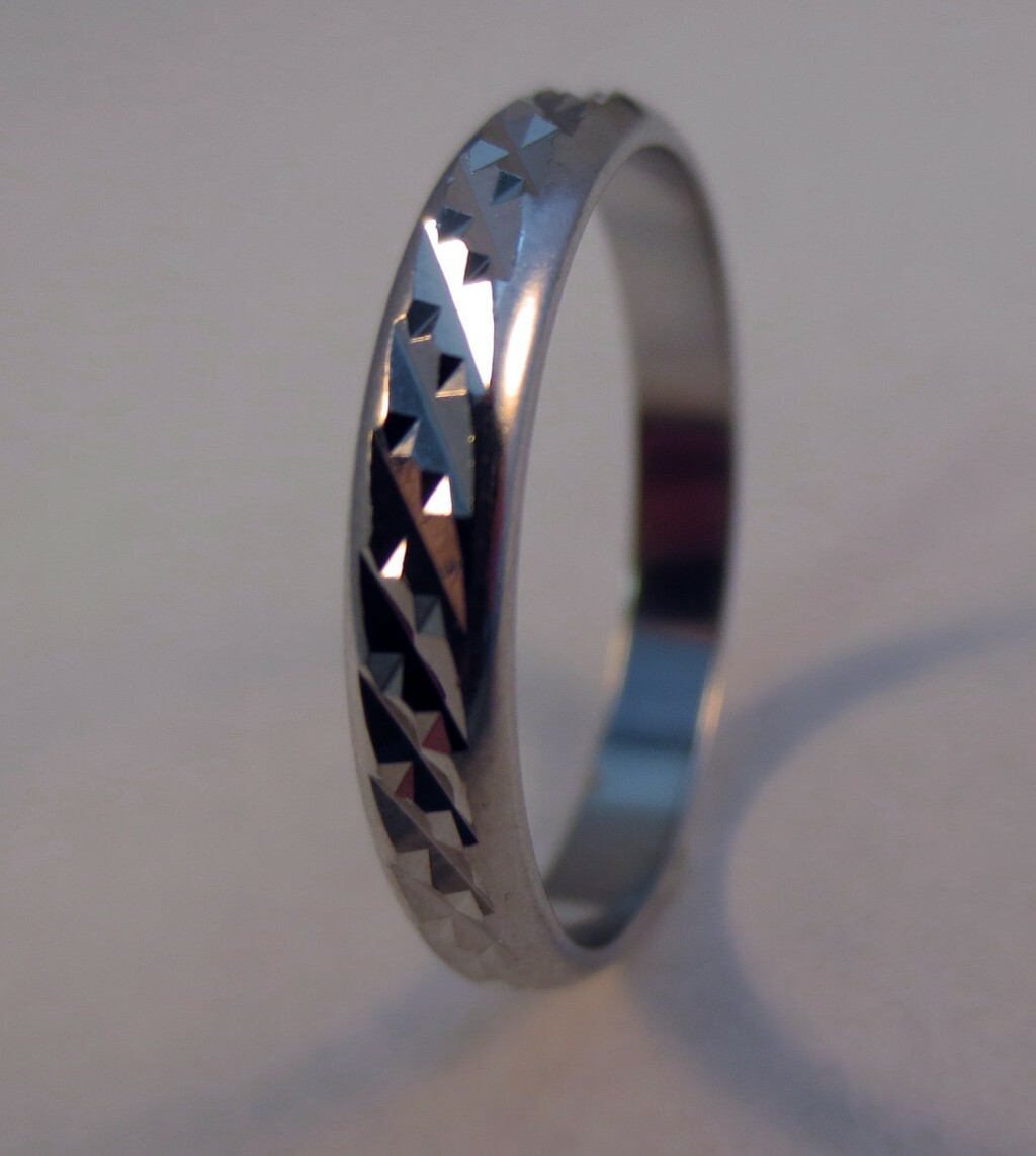 WOMENS 14KT WHITE GOLD PLATED 3.5MM CRISS-CROSS LASER CUT RING (L2 ...