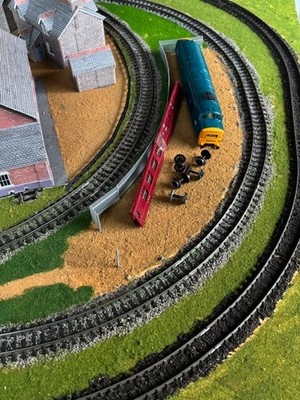 OO gauge model railway layout on 6ft x 3ft 6ins ( fits onto norm dining ...