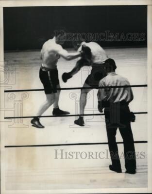 1934 Press Photo King Levinsky landing a right hook to Neusel's ...