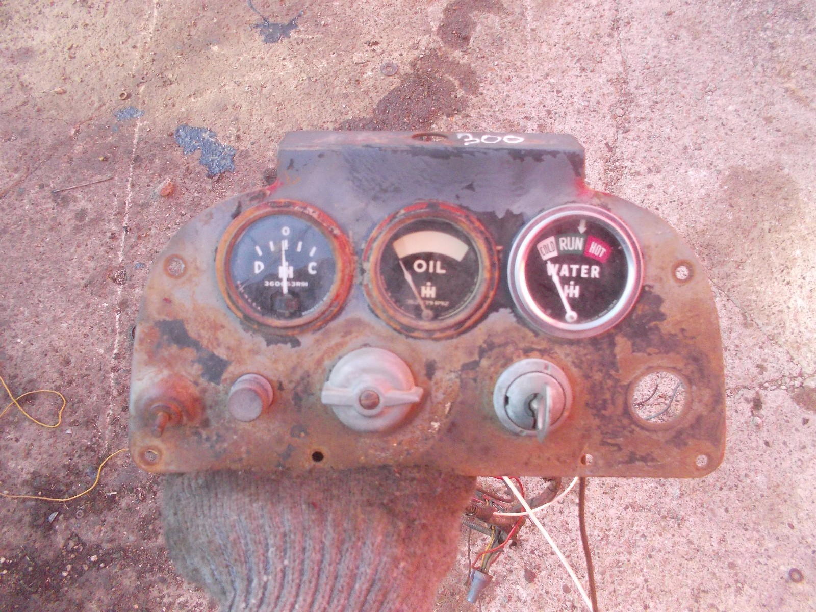 Farmall 300 RC Tractor dash panel w/ gauges &Orig ignition key & wiring ...