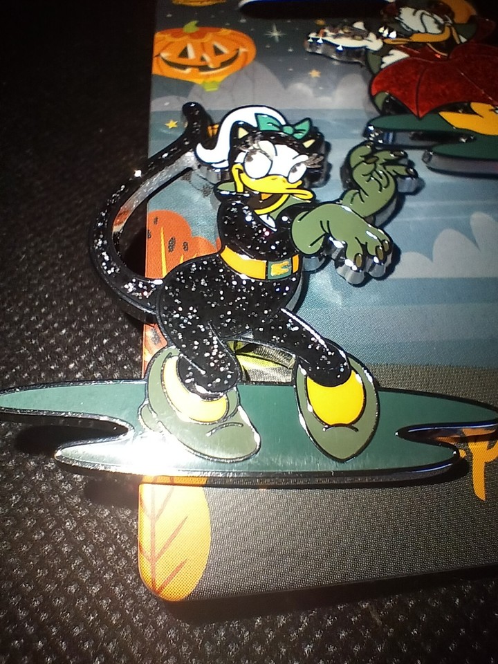 Disney Parks Pin 2025 Happy Halloween Devil Donald Duck Cat Daisy Duck ...