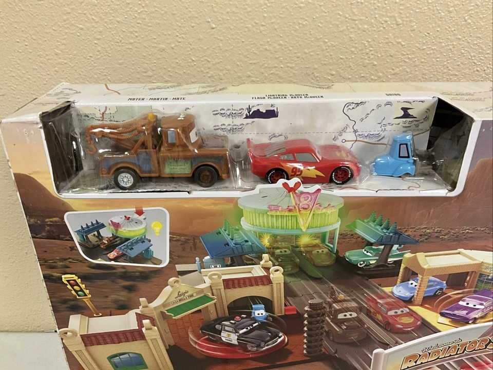 BRAND NEW - DISNEY PIXAR CARS RADIATOR SPRINGS TOUR PLAYSET 1:55 Scale ...