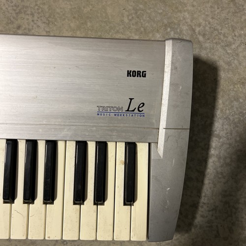 Korg Triton Le 76key MUSIC WORKSTATION KEYBOARD Please read Description ...
