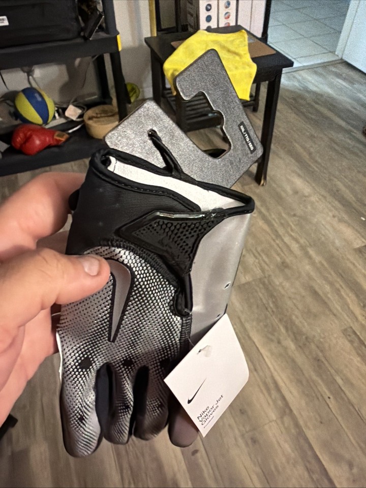 Nike Vapor Jet Metallic 7.0 Football Receiver Gloves Silver& Black Men ...