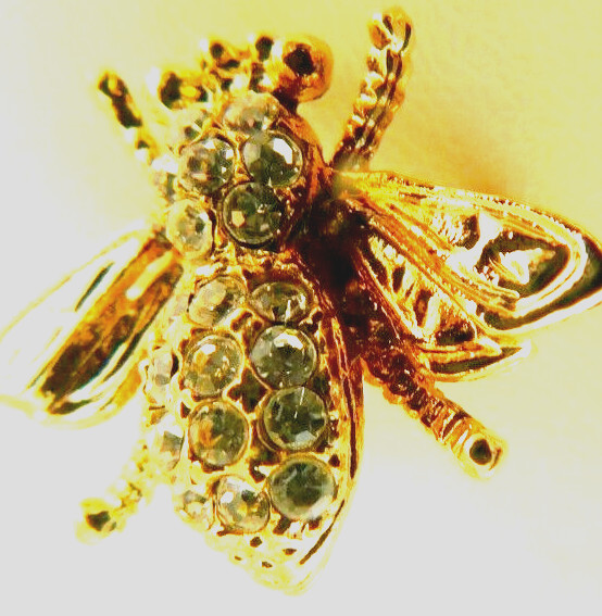 VINTAGE BUMBLE BEE DESIGN GOLD FINISH BROOCH - Gem