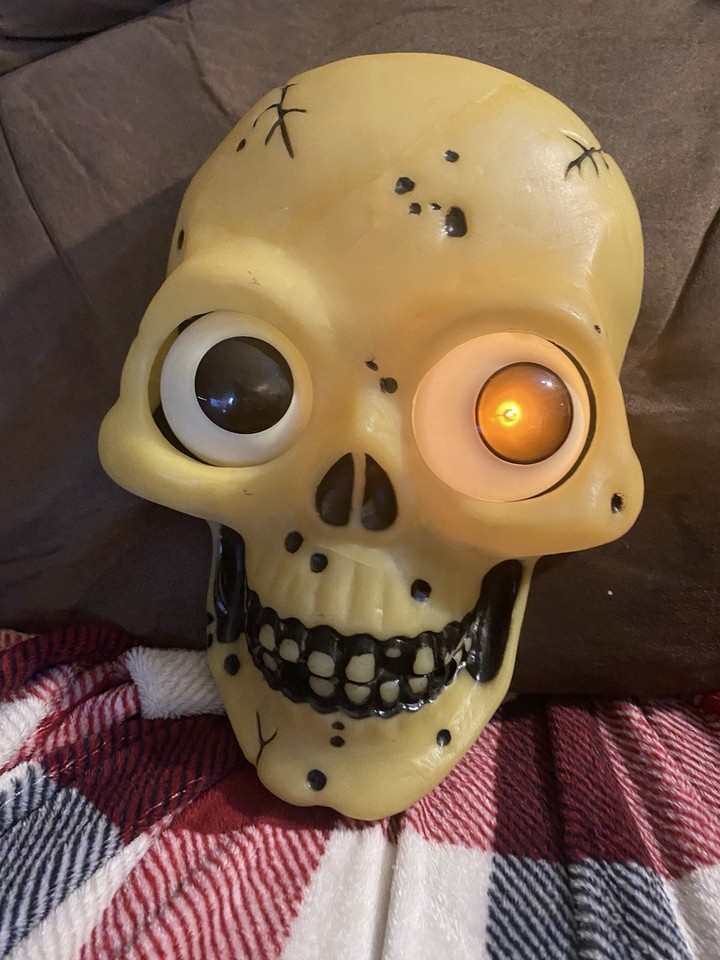 Halloween SKELETON TALKS “I SEE YOU” LIGHTS UP 4 AA Eyes Move!Play ...