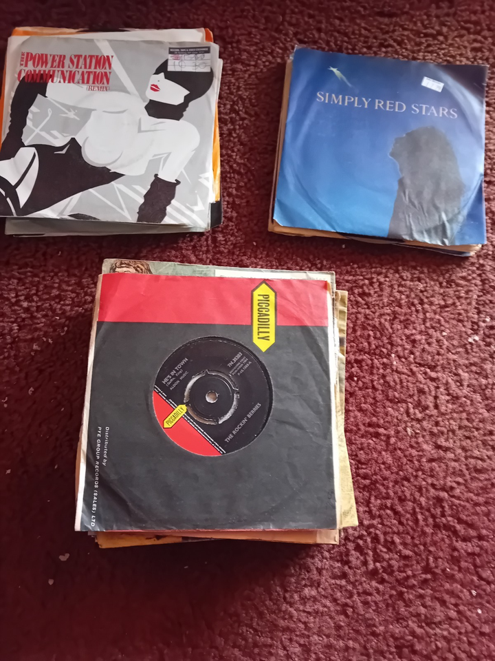 JOB LOT OF 324 x 7" SINGLES FROM THE 1950's, 60's, 1970's & 1980's ...