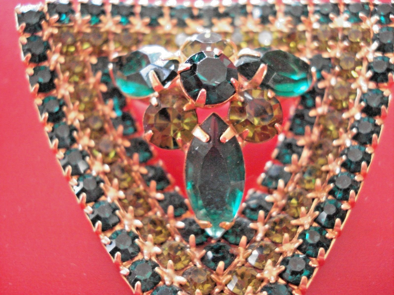 STUNNING!! VINTAGE HATTIE CARNEGIE Green RHINESTONE Triangle pin BROOCH ...