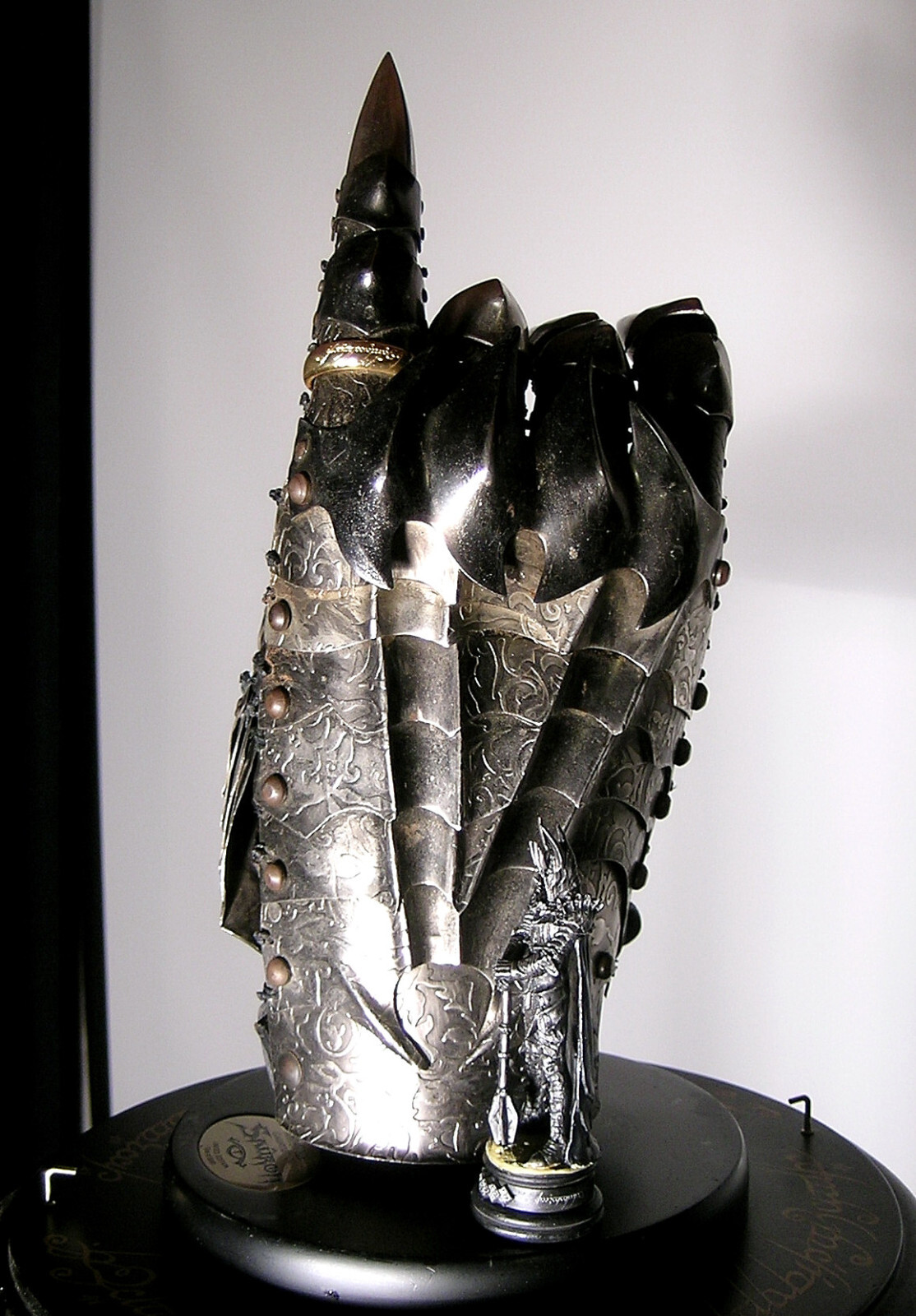SAURON'S ONE RING GAUNTLET LIMITED ED (UC1411) United Cutlery + Stand ...