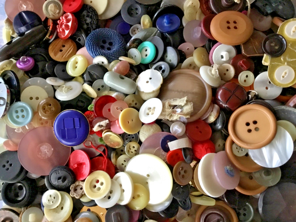 Vintage & Retro Assorted Buttons Job Lot, approx 1.690kg for Crafts or ...