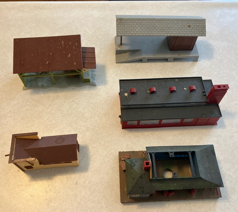 Vintage HO Train Buildings & Accessories 14 Pieces Sold AS IS | eBay