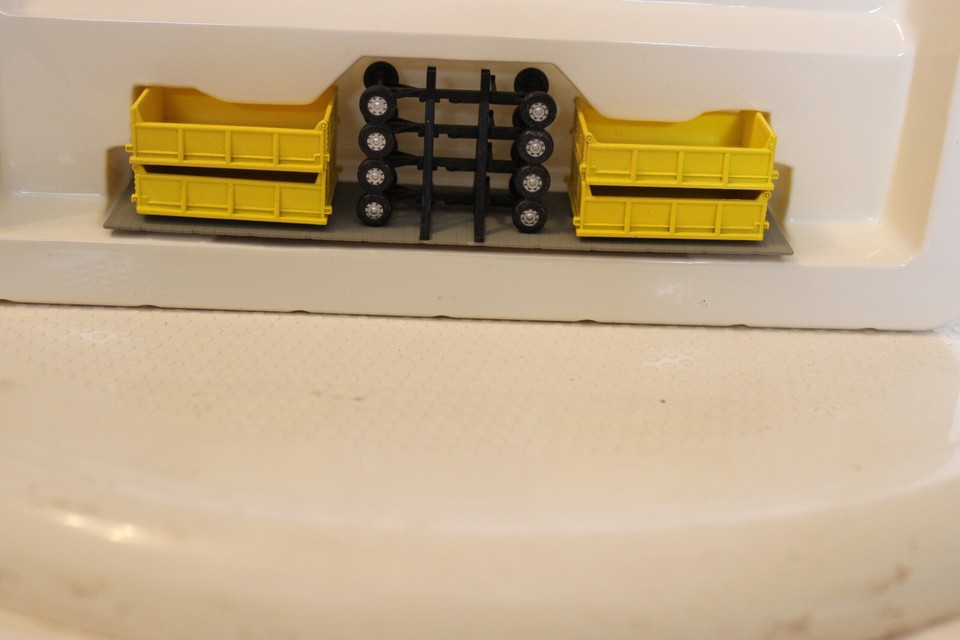 HO Scale Ertl, 40' Flat Car Load, Grain Boxes & Running Gear, #4085 ...