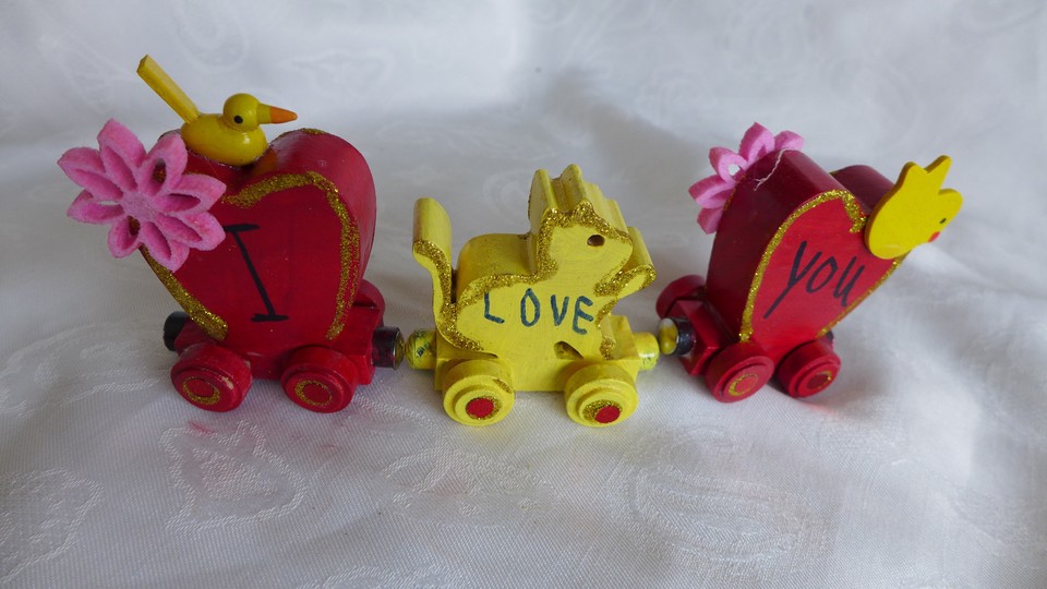 HANDMADE HAND PAINTED WOOD MAGNET HEART TRAIN WITH LOVE PHRAZES RED AND ...