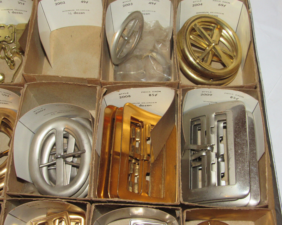 VINTAGE 1960s-70s BUCKLE STORE DISPLAY WITH EXTRA BUCKLES! BRASS ...