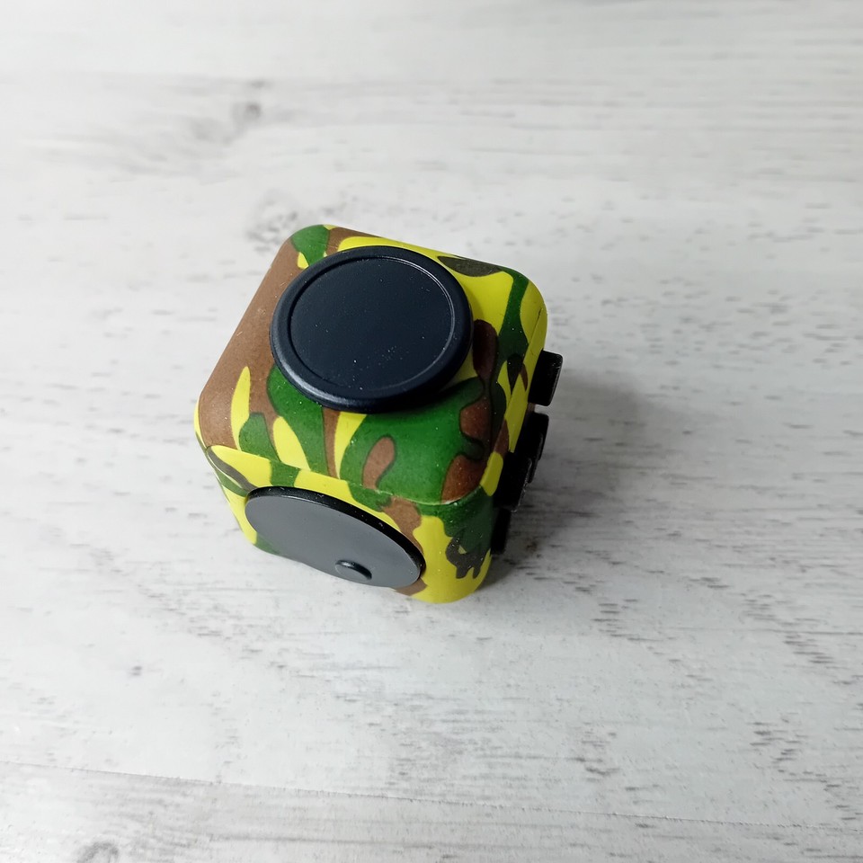 FIDGET CUBE CAMO COLOUR IN CASE - GREAT CONDITION | eBay