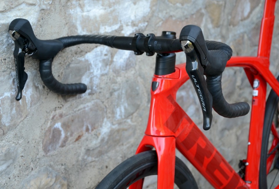 COST £4800. 2022 TREK MADONE SL 6 DISC CARBON ROAD BIKE. CARBON WHEELS ...