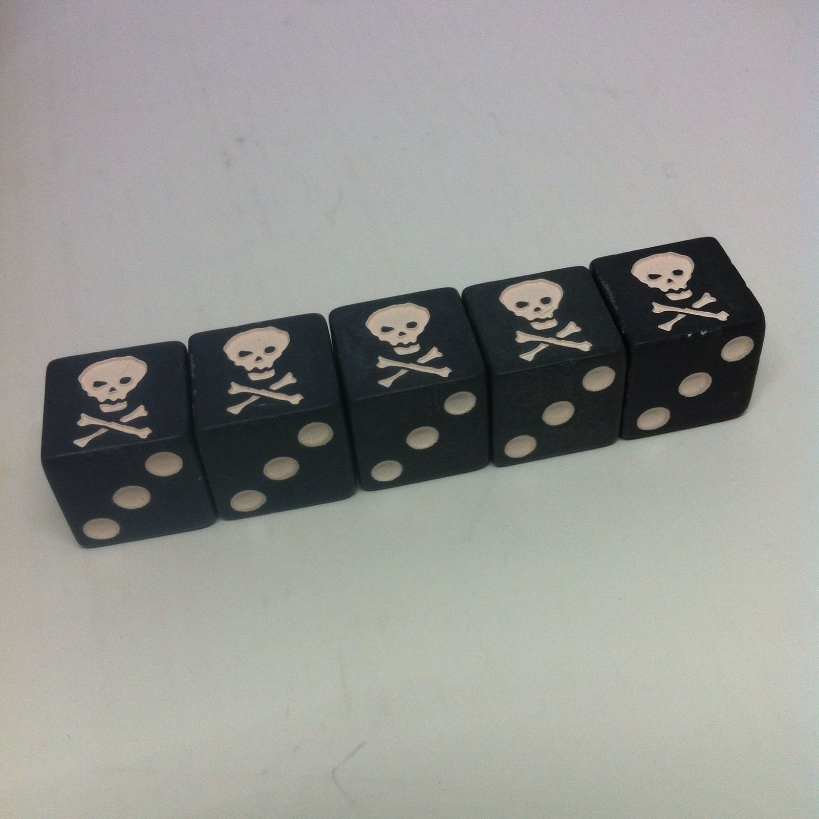 Pirates of the Caribbean 5 Skull PIRATE DICE 1 Cup Yahtzee Game ...