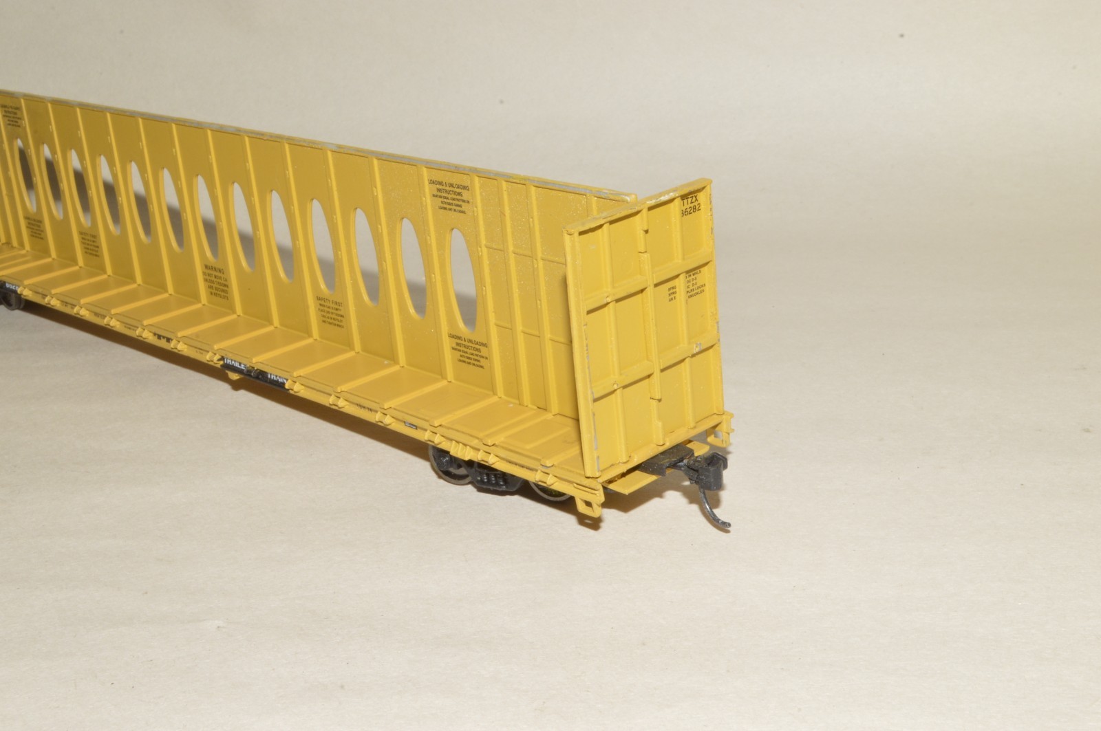 HO scale Walthers TTX Trailer Train 72' centerbeam bulkhead flat car ...