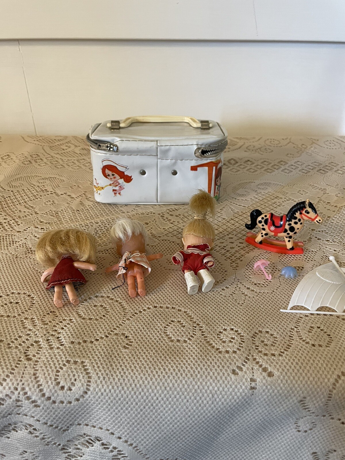 VINTAGE 1965 MATTEL'S LIDDLE KIDDLE WHITE CARRYING CASE, DOLLS, HORSE ...