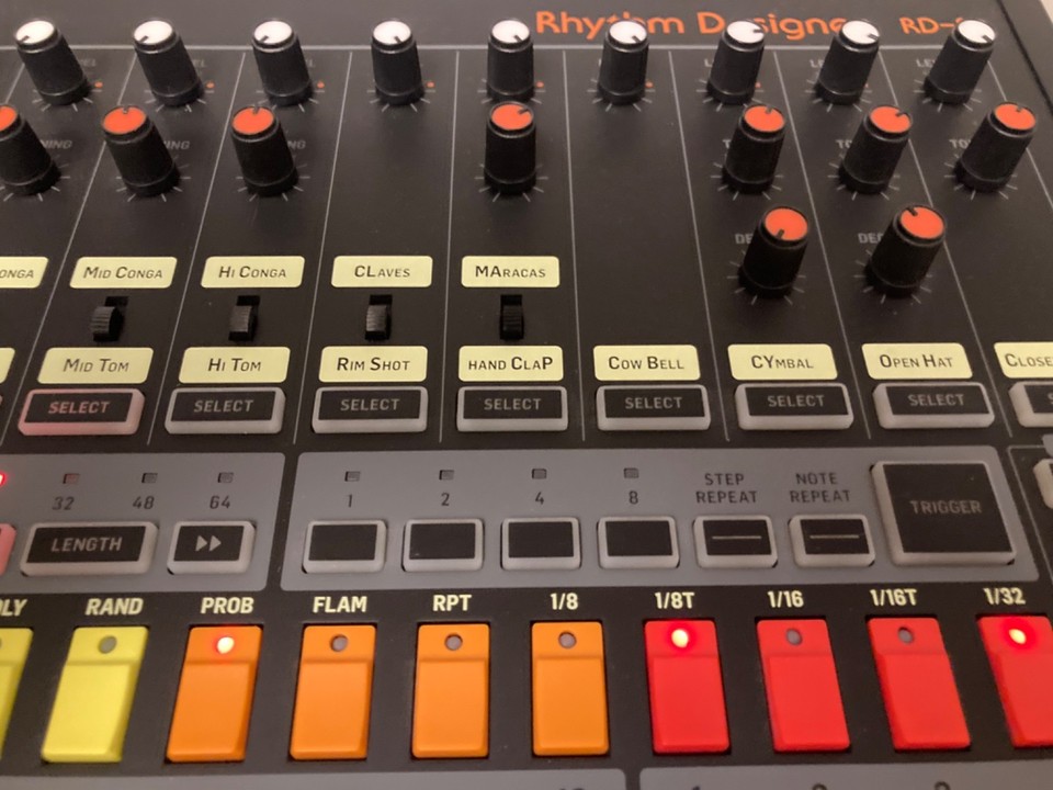 BEHRINGER RD-8 RHYTHM DESIGNER (mk 1) - Analog Roland TR-808 Clone ...