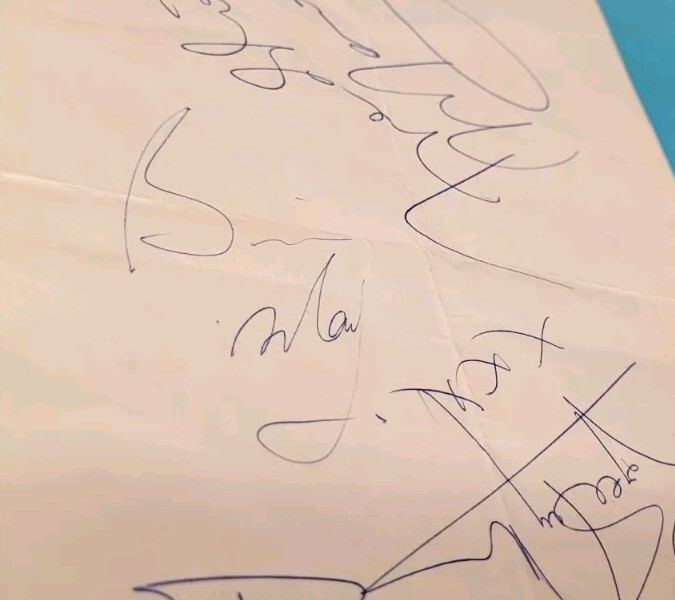 Queen Signed Freddie Mercury John Deacon Brian May Roger Taylor ...