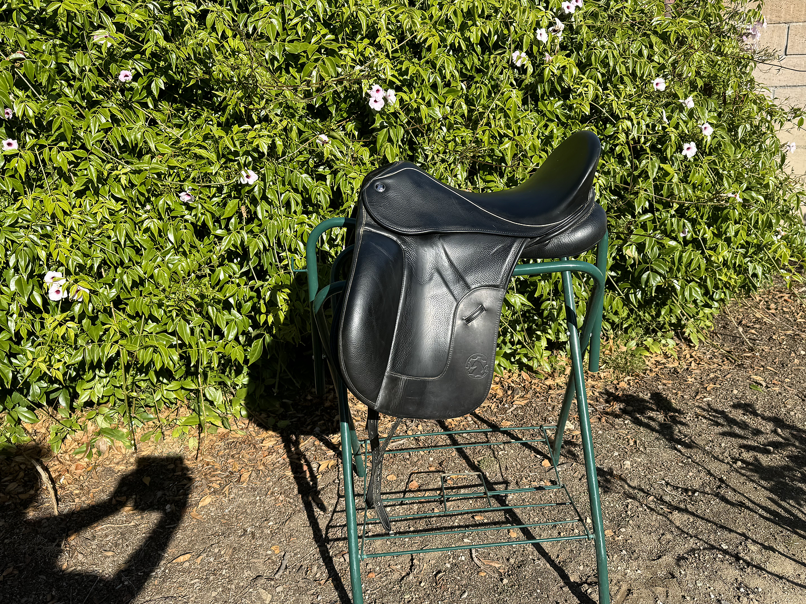Hennig dressage saddle, 17", standard length monoflap, black ...