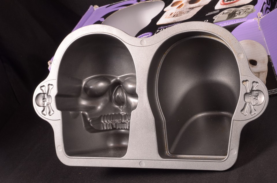 Wilton 10-Cup 3D Skull Cake Pan Cast Aluminum Cake Mold Skeleton Head ...