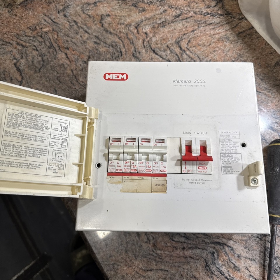 Consumer unit MEM memera 2000 4 Way Distribution Board Fuseboard good ...