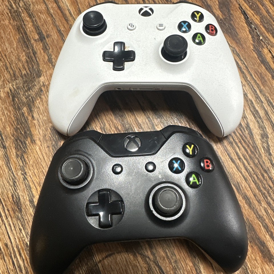 Lot of 2 Xbox One Controllers Model 1708 And 1697 No Battery Cover On ...
