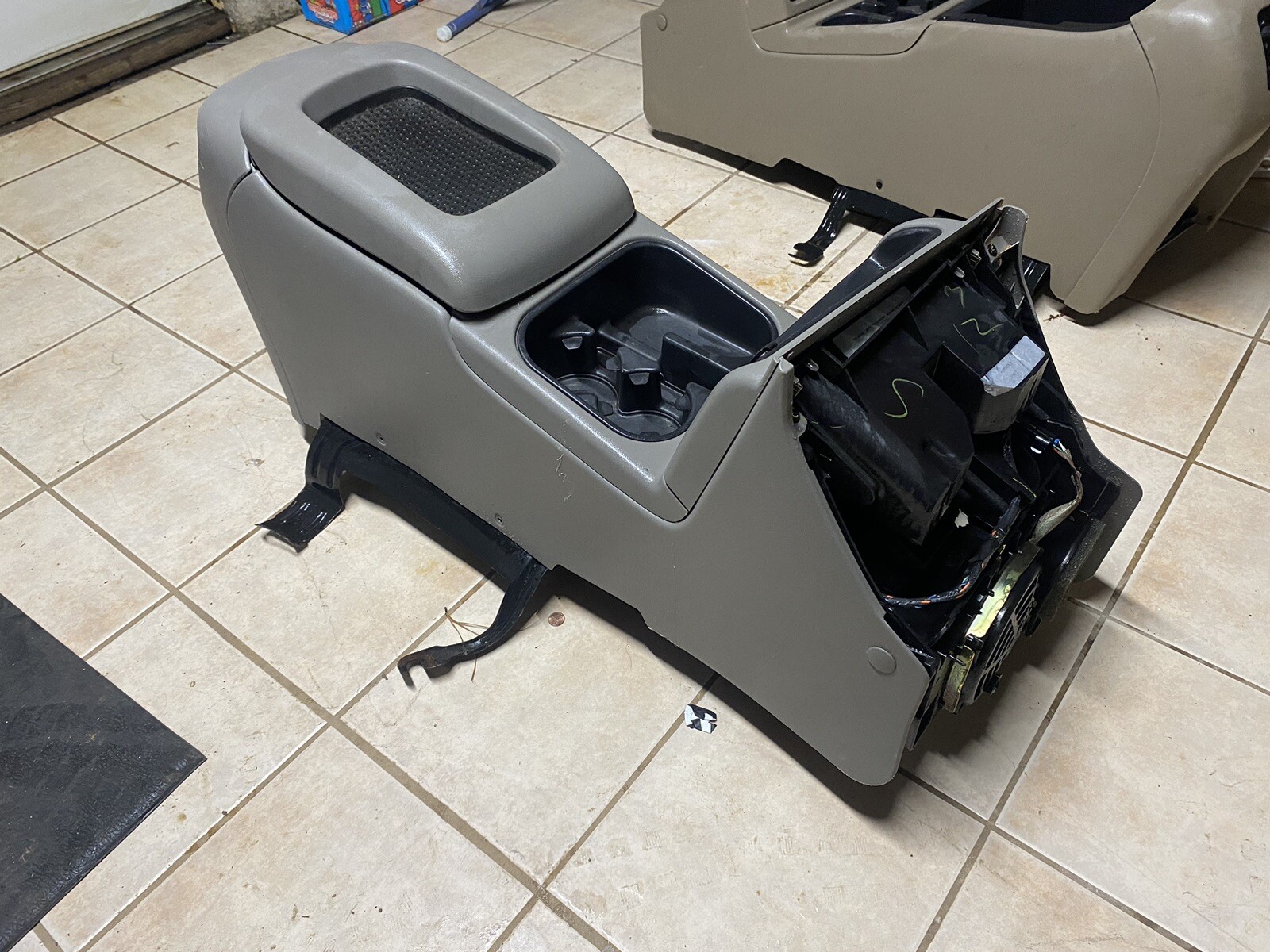 2003 to 2006 CHEVY SILVERADO AVALANCHE GMC SIERRA BOSE FLOOR CONSOLE w ...