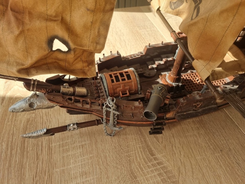 Mega Bloks Dread Eyes Ghost Ship and Captain Cutlass Storm Stalker ...