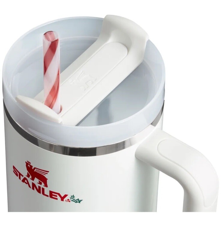 Stanley Mistletoe Twist Quencher H2.0 Flowstate Tumbler 40 OZ In Hand ...