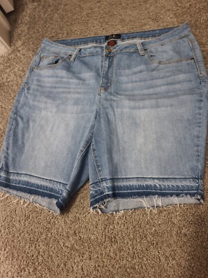NWOT! Earl Jeans Women's Distressed Frayed Hem Light Wash Shorts PLUS ...
