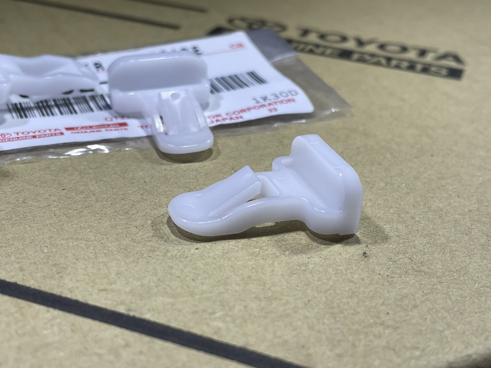 13 - 22 TOYOTA RAV4 REAR BUMPER COVER TRIM GUARD RETAINER WHITE CLIPS ...