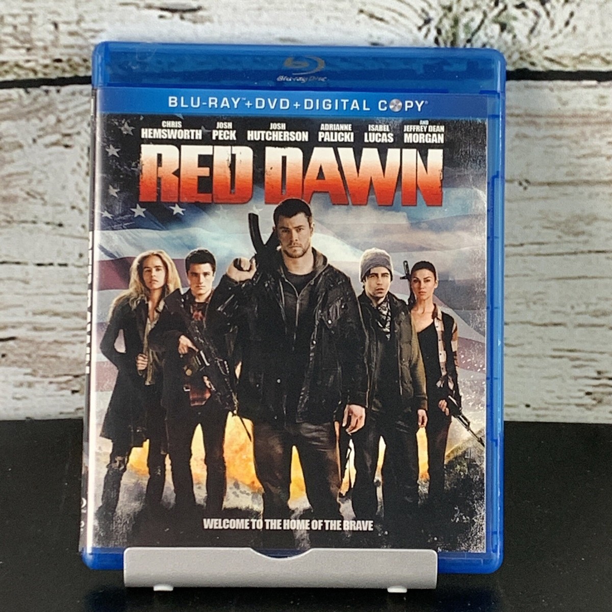 Josh Peck Og Adrianne Palicki Red Dawn Movie Preview, Starring Chris