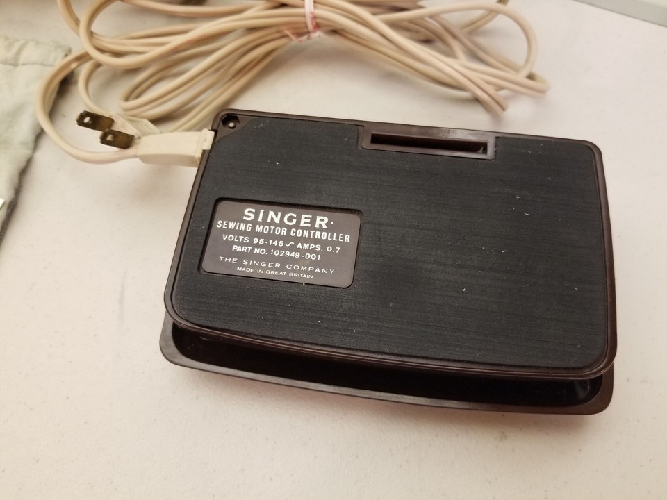 Vtg. SINGER Stylist Model 457 Sewing Machine w/Cover, Pedal, Extras ...