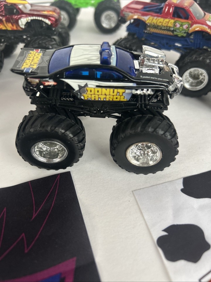 Hot Wheels Monster Jam Grave Digger Case W/13 Monster Trucks & Flags | eBay