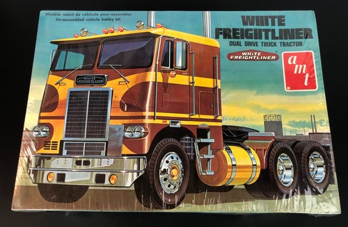 AMT White Freightliner Dual Drive Truck Tractor 1/25 Scale 1975 Model ...