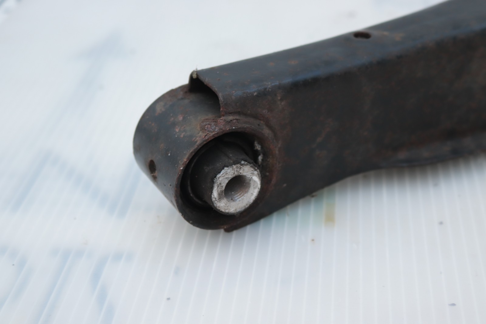 VW PASSAT B6 / TOURAN MK1 REAR TRAILING RIGHT ARM SPRING CARRIER ...