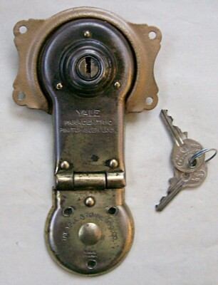 1800-1899 - Antique Steamer Trunk Key Yale