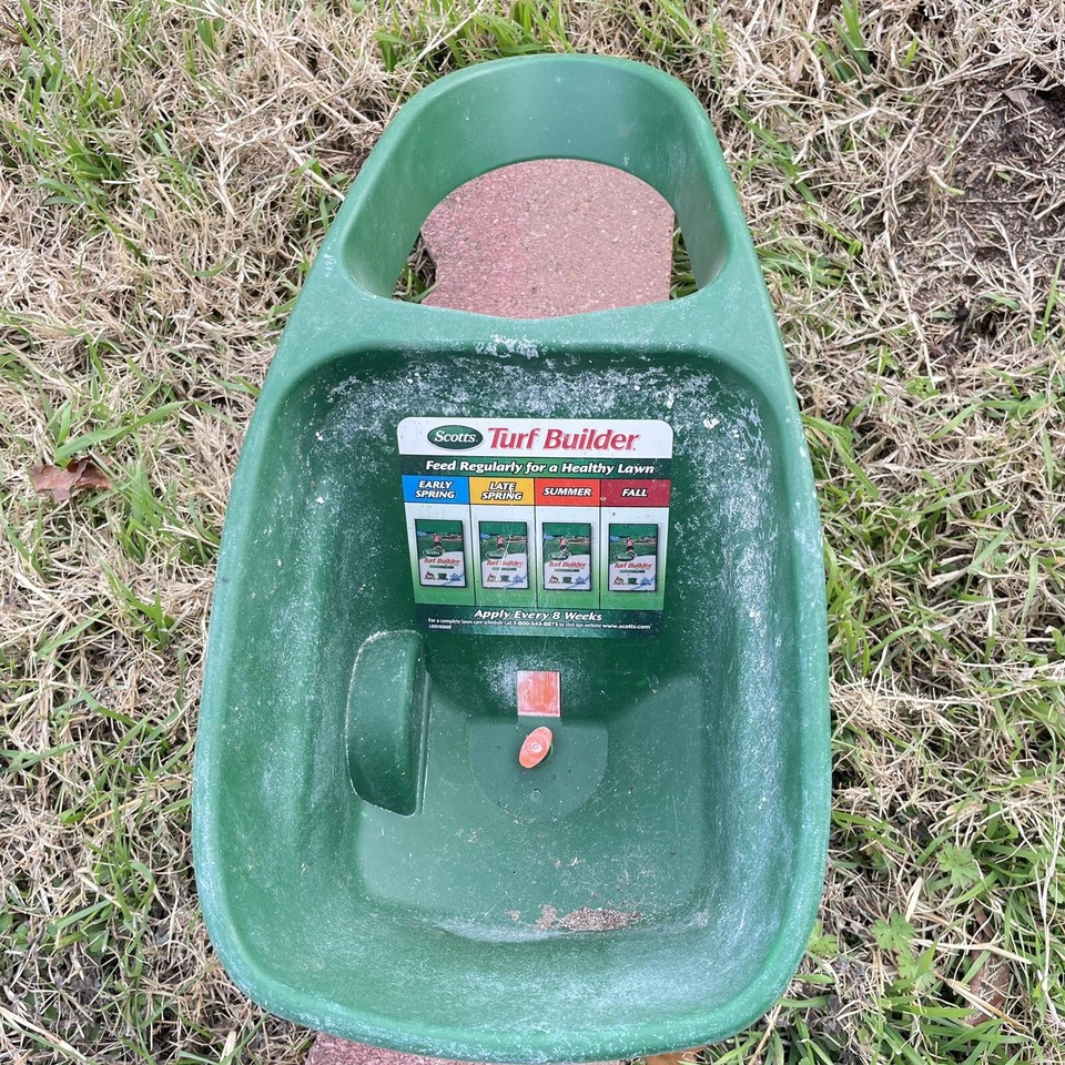 Scotts Turf Builder Hand Held Fertilizer Grass Seed Spreader Working ...
