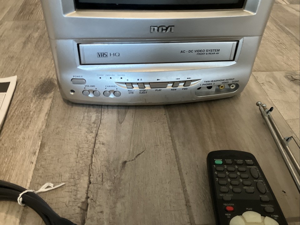 RCA 9" AC/DC Color Gaming TV/VCR Combo VHS Retro CRT TV T09085 tested w ...